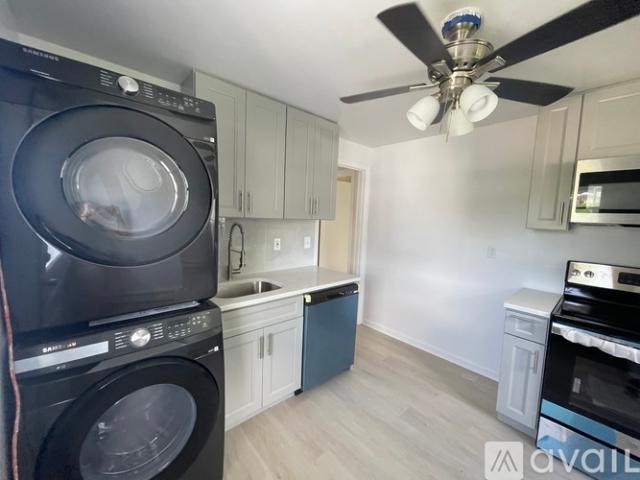 2 BR, 1 BA Apartment 71 Alvord Lane, Unit upstair, Stamford, CT 06902