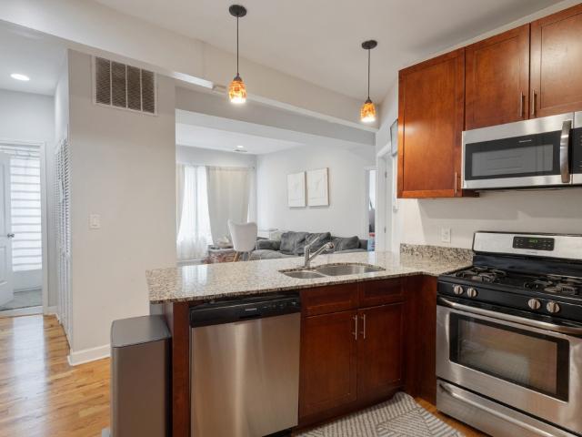 2 BR, 1 BA Apartment 7225 North Rogers, Chicago, IL 60645