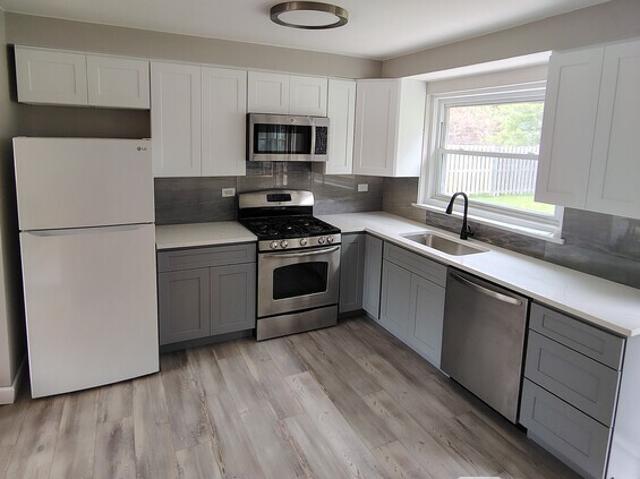 2 BR, 1 BA Apartment 728 E Hawley St, Mundelein, IL 60060