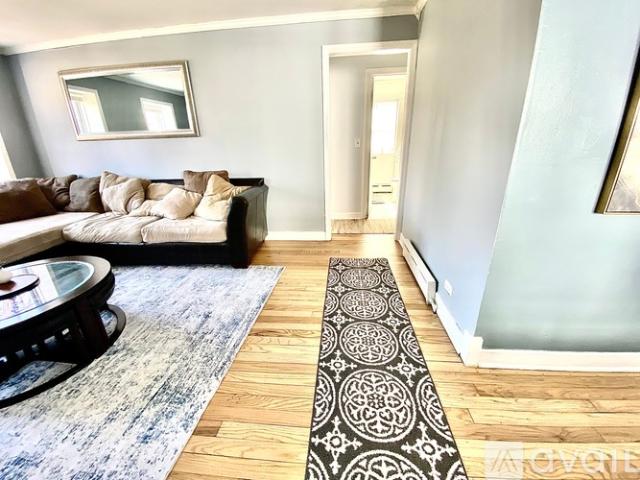 2 BR, 1 BA Apartment 730 Wesley Avenue, Unit 2, Evanston, IL 60202