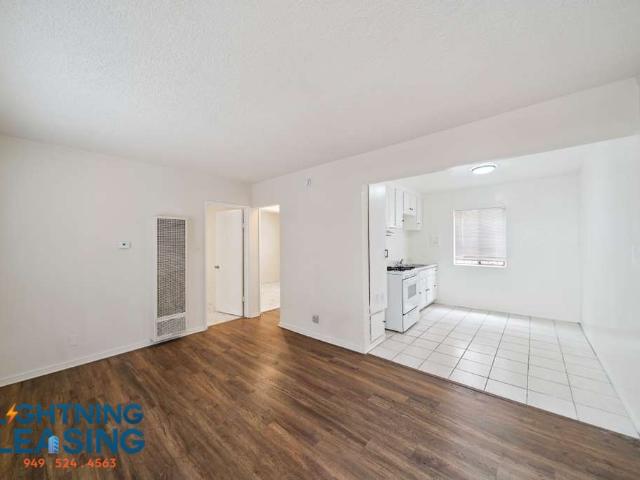 2 BR, 1 BA Apartment 8633 Denver Ave, Los Angeles, CA 90044