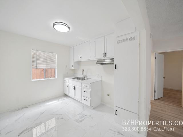 2 BR, 1 BA Apartment 8633 Denver Ave, Los Angeles, CA 90044
