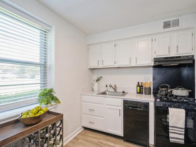 2 BR, 1 BA Apartment 8650 Kingsbridge Ln Unit B, Saint Louis, MO 63132