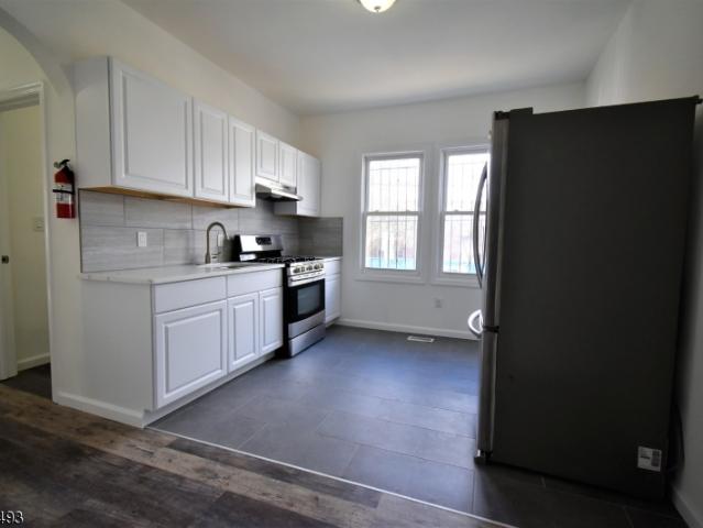 2 BR, 1 BA Apartment 86 Abinger Pl, Newark, NJ 07106