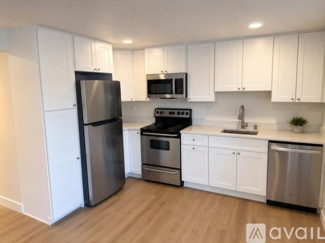 2 BR, 1 BA Apartment 8711 S 114th St, Unit 7A, Seattle, WA 98178