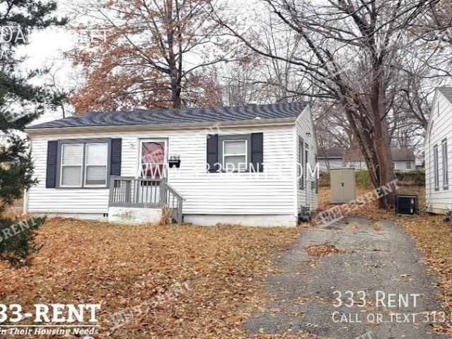 2 BR, 1 BA Apartment 8916 Oak Street, Kansas City, MO 64114