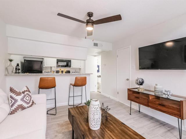2 BR, 1 BA Apartment 8162 Richmond Avenue, Houston, TX 77063