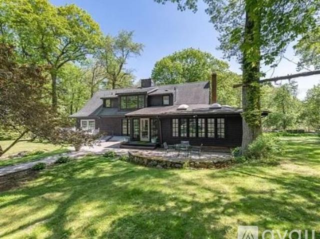 2 BR, 1 BA Apartment 81 83 Woodchester Dr, Unit 81, Weston, MA 02493