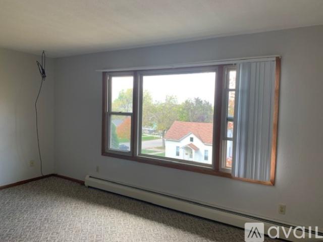 2 BR, 1 BA Apartment 821 W 5th St, Unit 5, Red Wing, MN 55066
