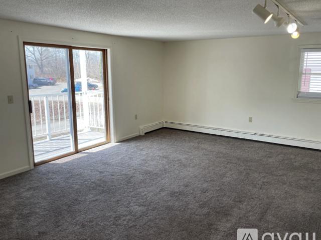 2 BR, 1 BA Apartment 826 State St, Unit 3, Bangor, ME 04401