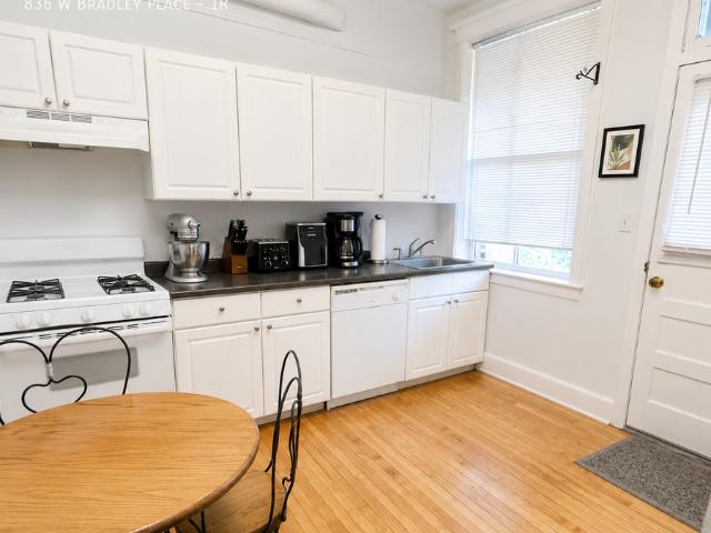 2 BR, 1 BA Apartment 836 W Bradley Place, Chicago, IL 60613