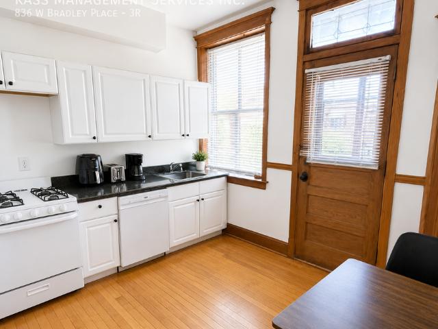 2 BR, 1 BA Apartment 836 W Bradley Place, Chicago, IL 60613