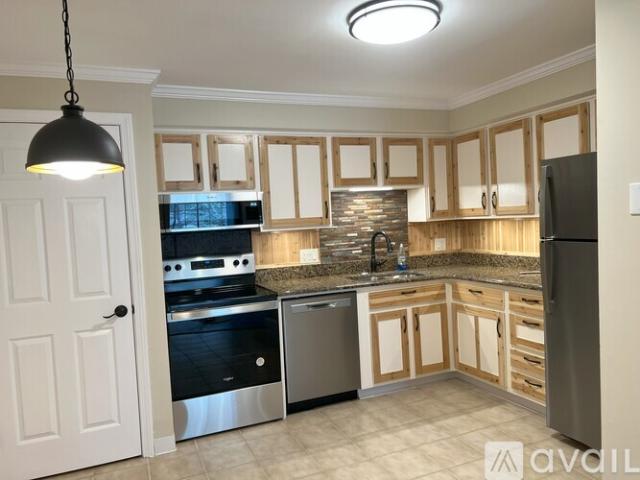 2 BR, 1 BA Apartment 8 Northbrook Dr, Unit 806, Manchester, NH 03102