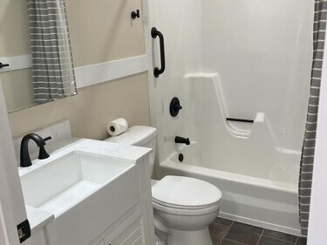 2 BR, 1 BA Apartment 8 Northbrook Dr, Unit 806, Manchester, NH 03102