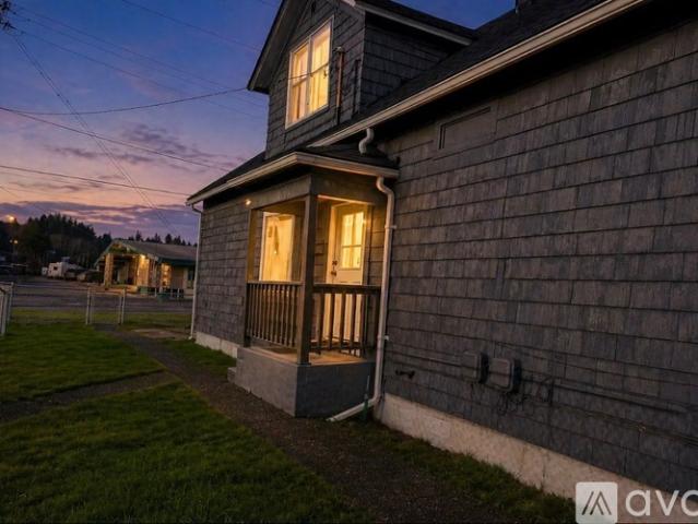 2 BR, 1 BA Apartment 909 E 2nd St, Unit 1/2, Aberdeen, WA 98520