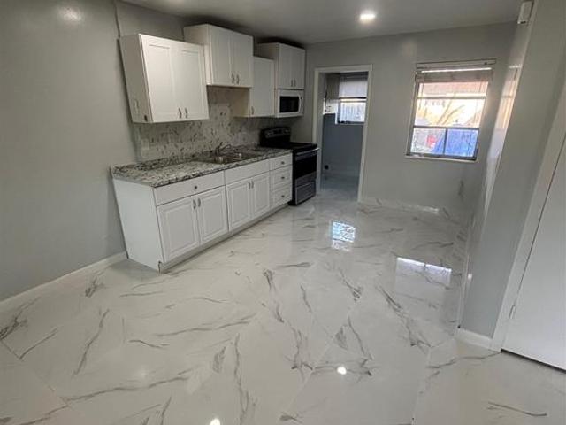 2 BR, 1 BA in Andrews Gardens