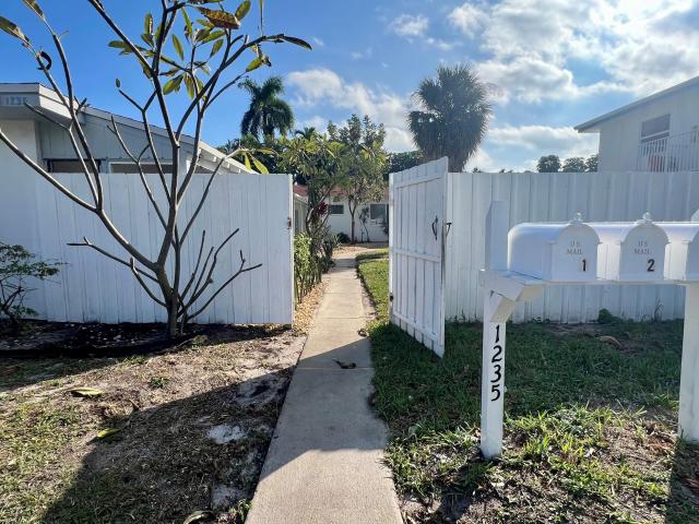 2 BR, 1 BA in Palm Beach Shores