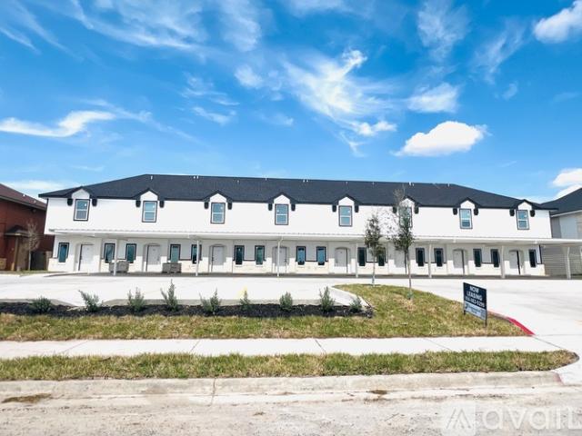 2 BR, 2.5 BA Apartment 1300 Humming Bird Court, Unit 11, Pharr, TX 78577