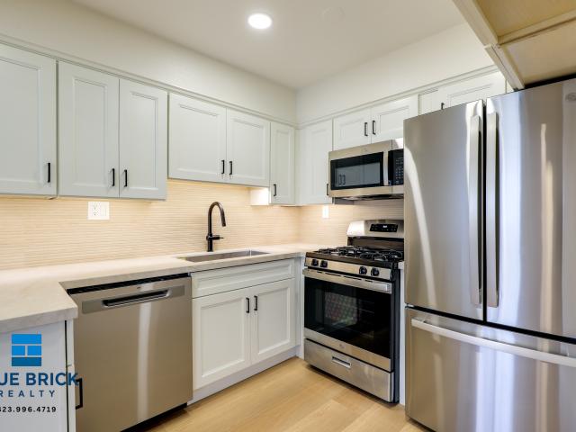 2 BR, 2.5 BA Apartment 1405 N Normandie Ave, Los Angeles, CA 90027