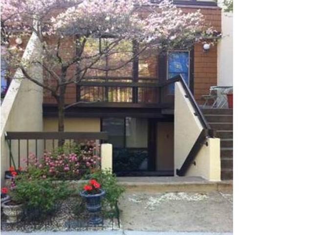2 BR, 2.5 BA Apartment 2226 South Quincy Street, Arlington, VA 22204