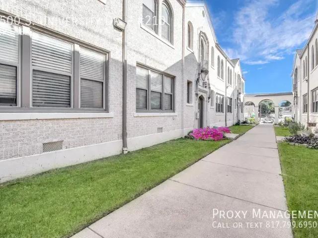 2 BR, 2.5 BA Apartment 2500 S. University Dr Fort Worth, TX 76109