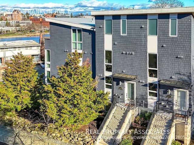 2 BR, 2.5 BA Apartment 3220 Franklin Ave E, Seattle, WA 98102