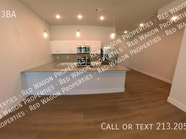 2 BR, 2.5 BA Apartment 330 E Carson St, San Antonio, TX 78208