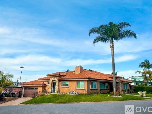 2 BR, 2.5 BA Apartment 401 Holmwood Dr, Newport Beach, CA 92663