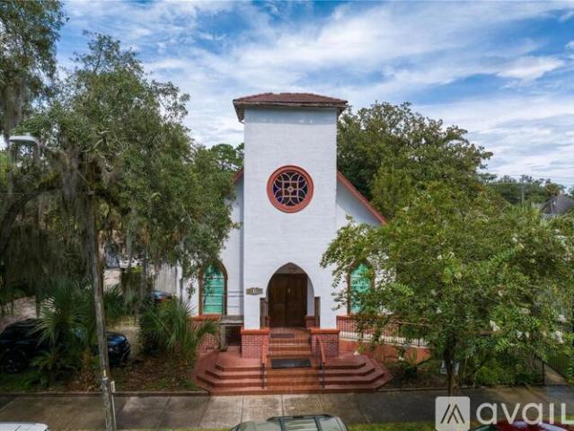 2 BR, 2.5 BA Apartment 619 NE 1st St, Unit Entire Building, Gainesville, FL 32601