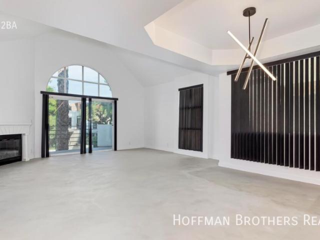 2 BR, 2.5 BA Apartment 639 Huntley Dr, West Hollywood, CA 90069
