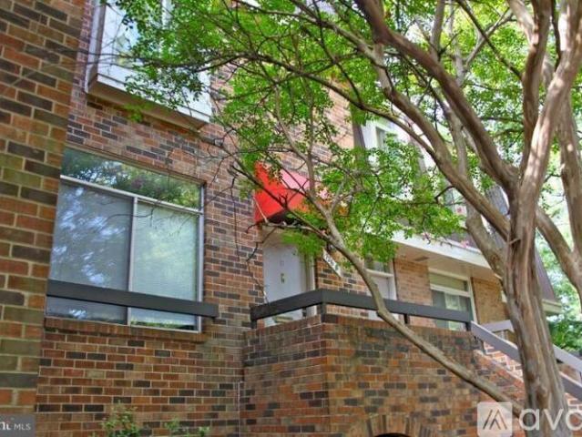 2 BR, 2.5 BA Apartment 726 15th Street South, Unit 2, Arlington, VA 22202