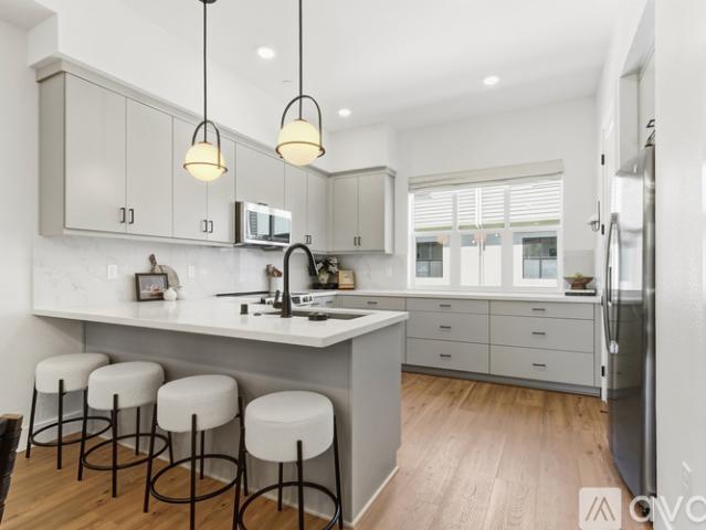 2 BR, 2.5 BA Apartment 883 Campus Commons Road, Unit Contemporary Commons, Sacramento, CA 95825