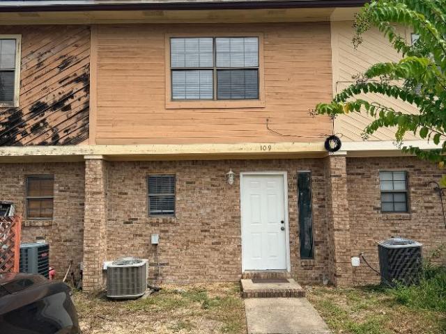 2 Br, 2 bath, Townhouse/Brownstone/RowHouse 109 Davenport Rd