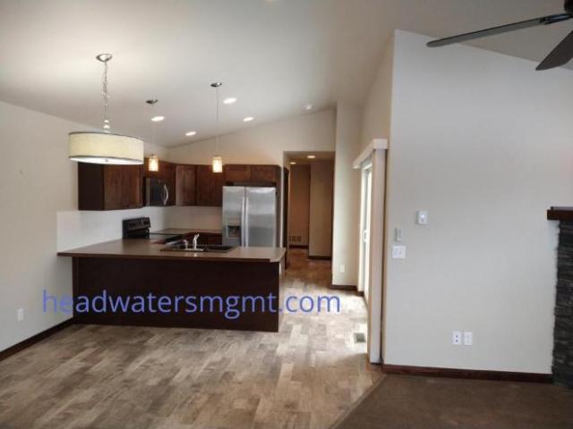 2 Br, 2 bath, Townhouse/Brownstone/RowHouse 1024 Twin Lakes