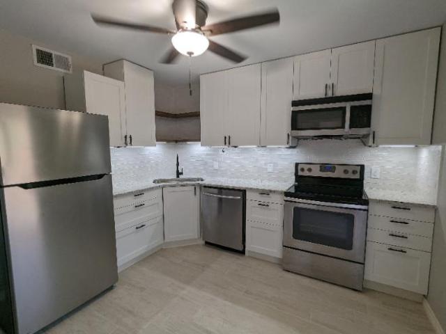 2 Br, 2 bath, Townhouse/Brownstone/RowHouse 114 Scofield Ave