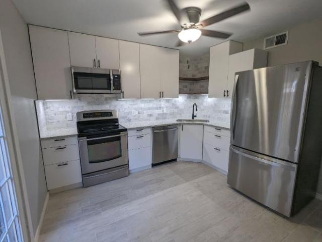 2 Br, 2 bath, Townhouse/Brownstone/RowHouse 114 Scofield Ave