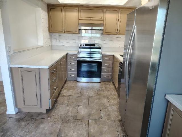 2 Br, 2 bath, Townhouse/Brownstone/RowHouse 12650 Lakeshore Dr