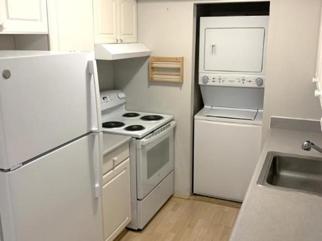 2 Br, 2 bath, Townhouse/Brownstone/RowHouse 1350 Golden Circle #202