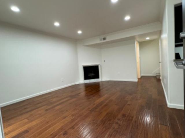 2 Br, 2 bath, Townhouse/Brownstone/RowHouse 13022 Riversidd Dr