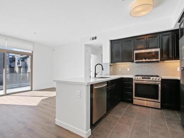 2 Br, 2 bath, Townhouse/Brownstone/RowHouse 13044 Pacific Promenade