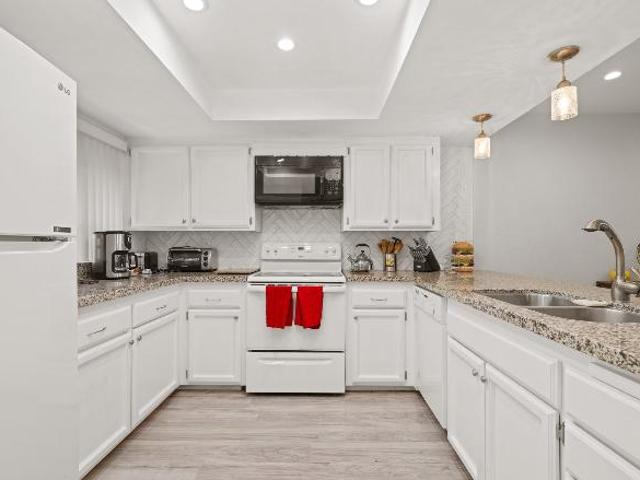 2 Br, 2 bath, Townhouse/Brownstone/RowHouse 14500 Palmas Dr