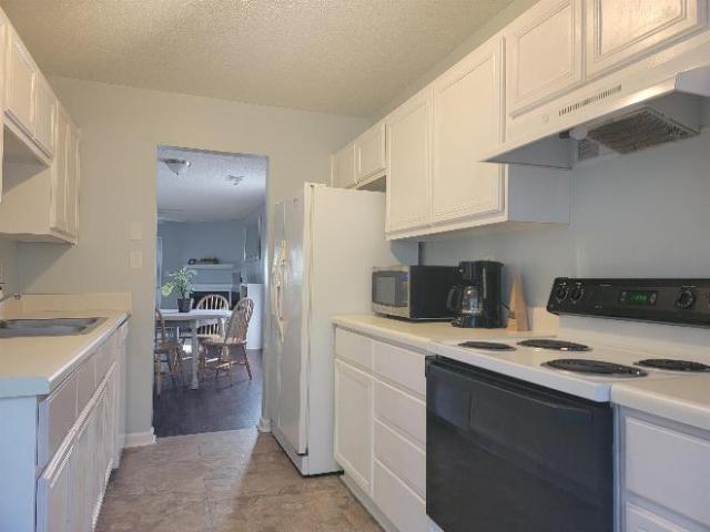 2 Br, 2 bath, Townhouse/Brownstone/RowHouse 14 Heritage Village Ln