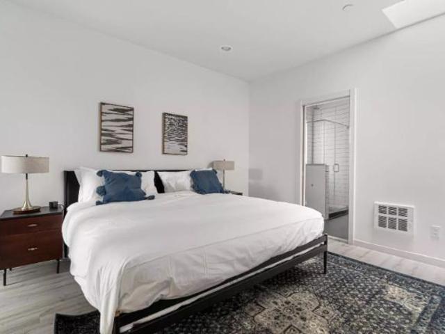 2 Br, 2 bath, Townhouse/Brownstone/RowHouse 1915 25th Ave S