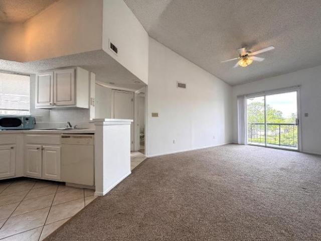 2 Br, 2 bath, Townhouse/Brownstone/RowHouse 1932 Lake Atriums Circle