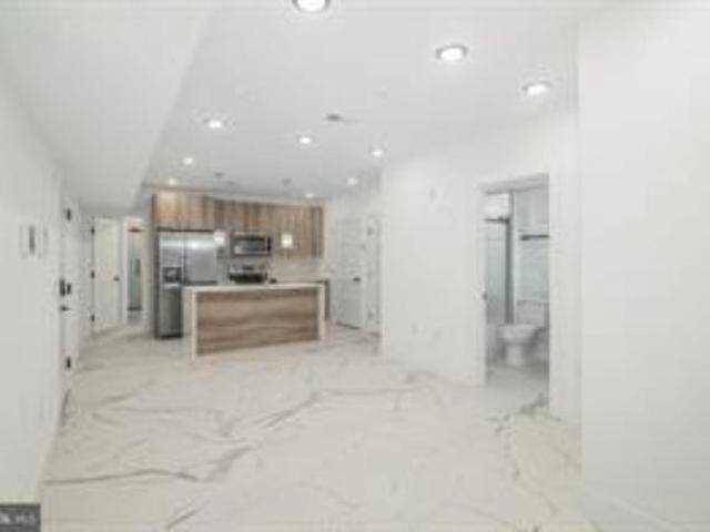 2 Br, 2 bath, Townhouse/Brownstone/RowHouse 2000 N Front St