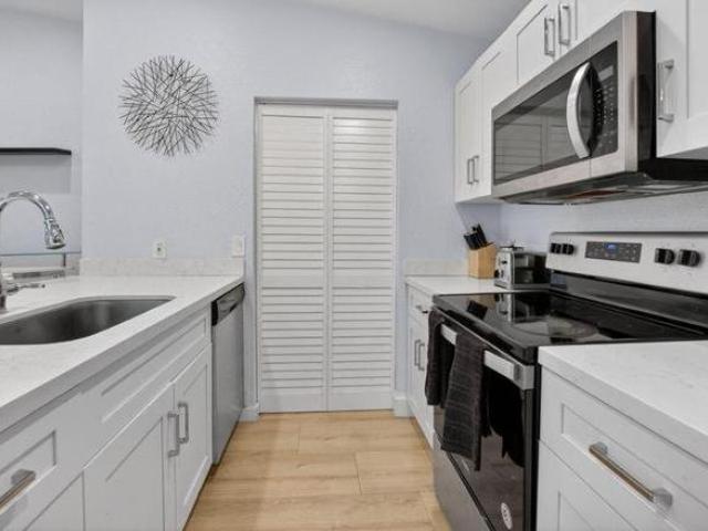 2 Br, 2 bath, Townhouse/Brownstone/RowHouse 22270 Pineapple Walk Drive