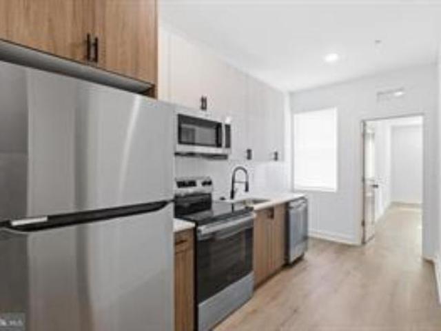 2 Br, 2 bath, Townhouse/Brownstone/RowHouse 2643 N 6th St