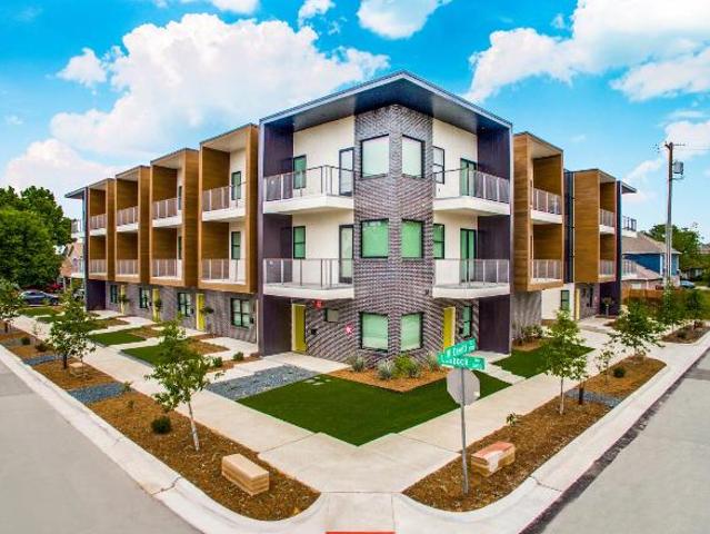 2 Br, 2 bath, Townhouse/Brownstone/RowHouse 2720 West Devitt Street