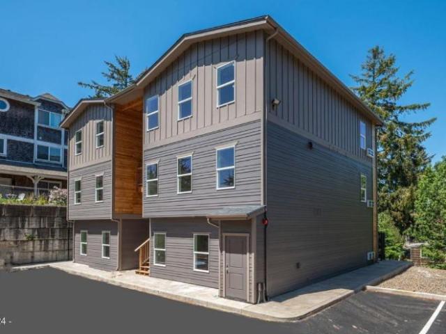2 Br, 2 bath, Townhouse/Brownstone/RowHouse 2950 Southwest Coho Street