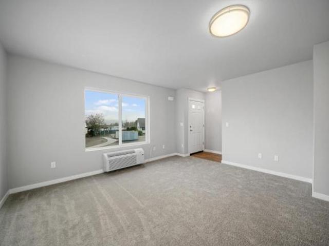 2 Br, 2 bath, Townhouse/Brownstone/RowHouse 352 NE Evergreen Ct